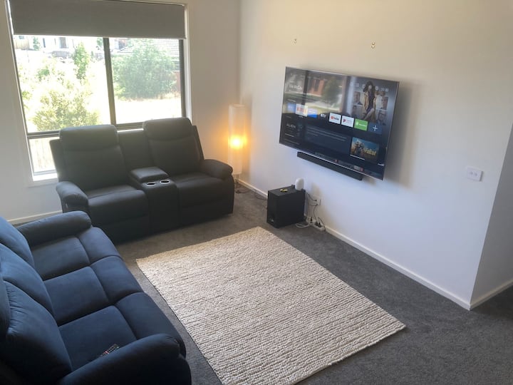 Spacious 4br Haven Melbourne Private Floor & Spa - Werribee