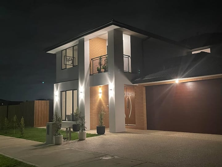 Spacious Haven Sunfilled 4br Upper Floor Melbourne - Werribee