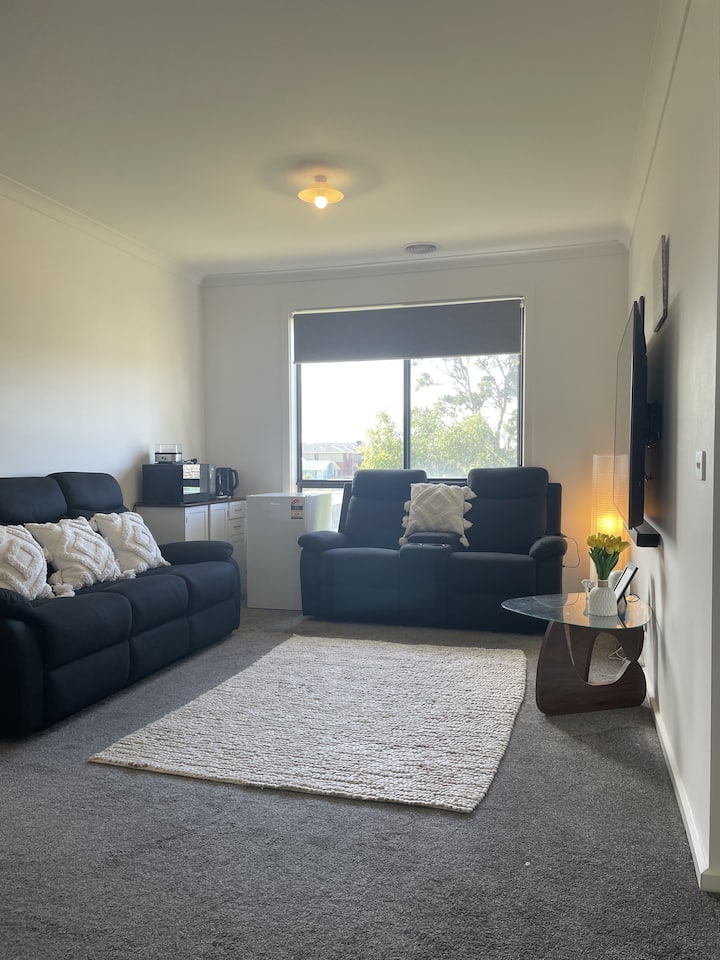 Spacious Upper Floor Sleeps 8 Spa Free Parking - Werribee