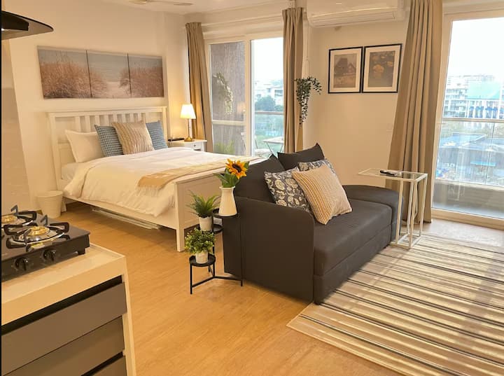 Bright Balcony Studio | Sofa Bed | Tv & Wi-fi - Pune