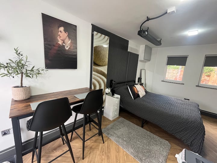 Studio Flat Byron’s Den. Town Centre Pets Allowed - Nottinghamshire