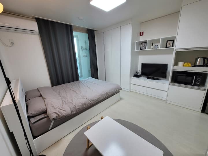 [신규오픈]깨끗하고아늑한힐링숙소/천안역차량2분/대중교통편리/인근 맛집 도보가능/포차거리 - 논산시