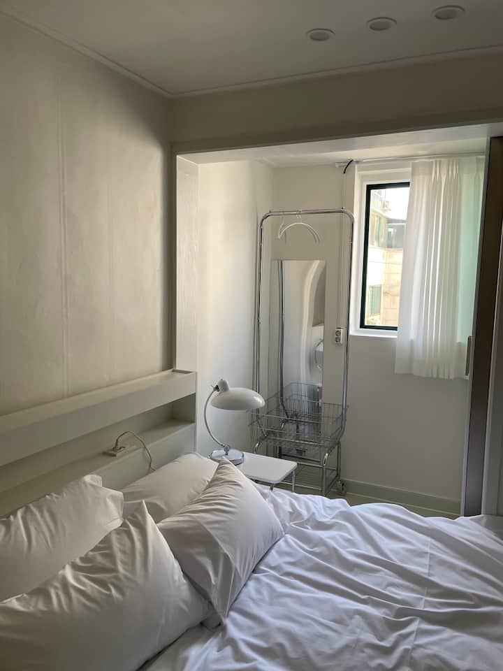 (오픈특가) 앤 스틸 갤러리 침대 2개 최대 6인 - Daejeon