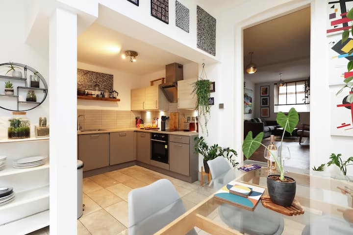 Walk To City & Bay | Stylish 2br House - Cardiff