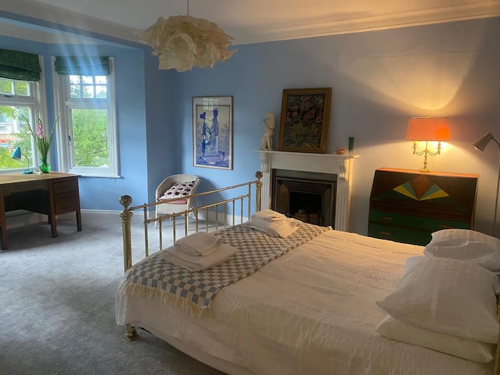 Spacious Two Bedroom Flat In Bromley - Bromley