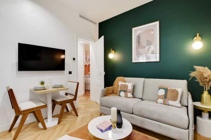 Typical Parisian Flat Next To The Louvre - Paris