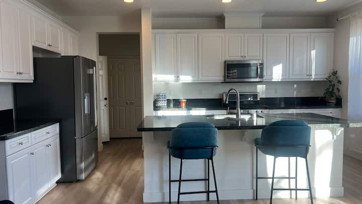 度假休闲娱乐于一身的大型独栋别墅 - Moreno Valley, CA