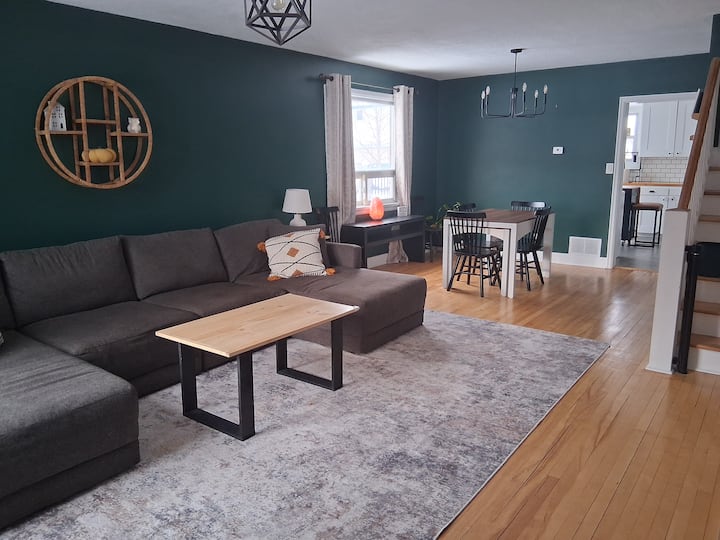 Cozy Retreat With Outdoor Sauna/spacious Backyard - Greater Sudbury