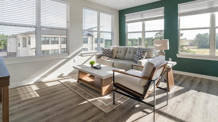 Landing | Chic 2bd, Clubhouse, Pool - Conroe, TX
