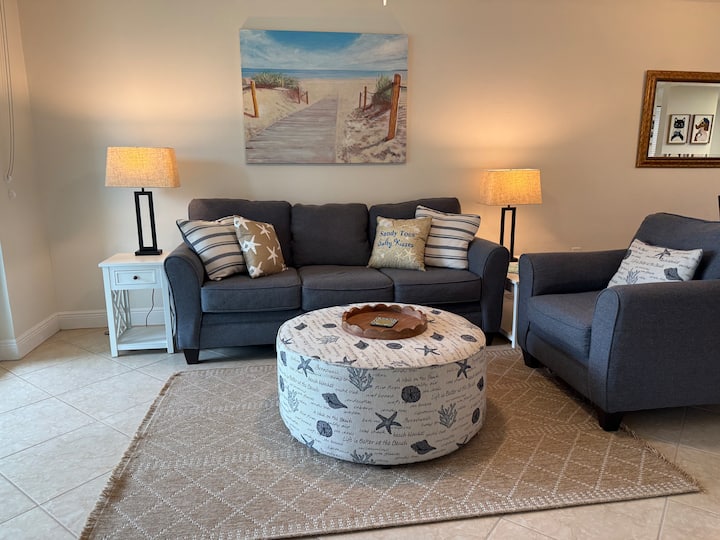 Cozy Condo Essex 1st Floor | Walk To Beach | Pool - Marco Island, FL
