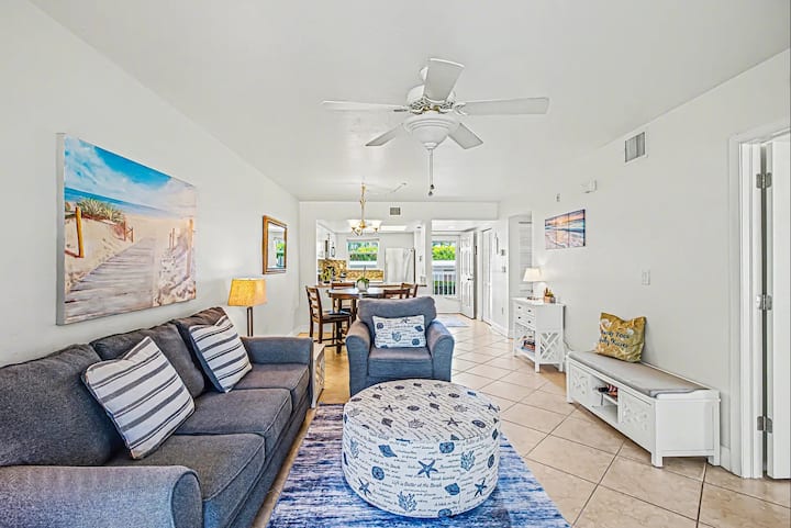 Cozy Condo Essex 1st Floor | Walk To Beach | Pool - Marco Island, FL