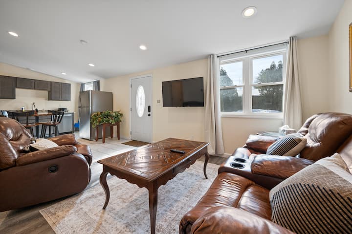 Stylish 2-bedroom Village Updated Getaway - Lake George, NY