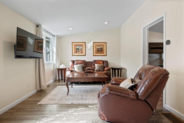 Stylish 2-bedroom Village Updated Getaway - Lake George, NY