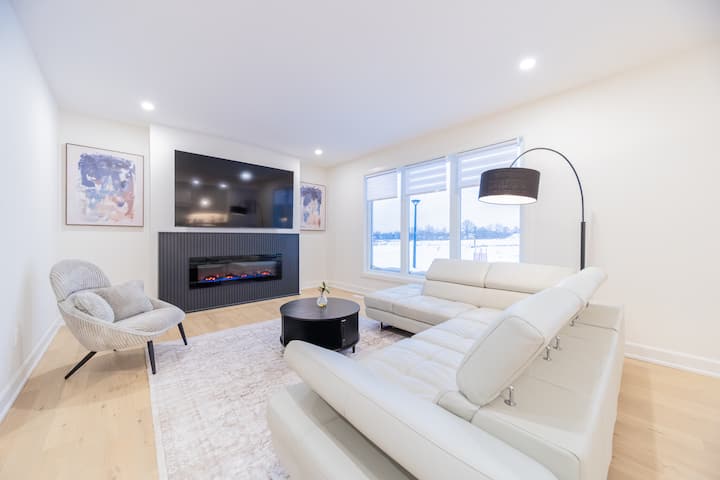 9 Ft Ceilings|new Build|modern *Luxury*| Fits 16 - London, Ontario