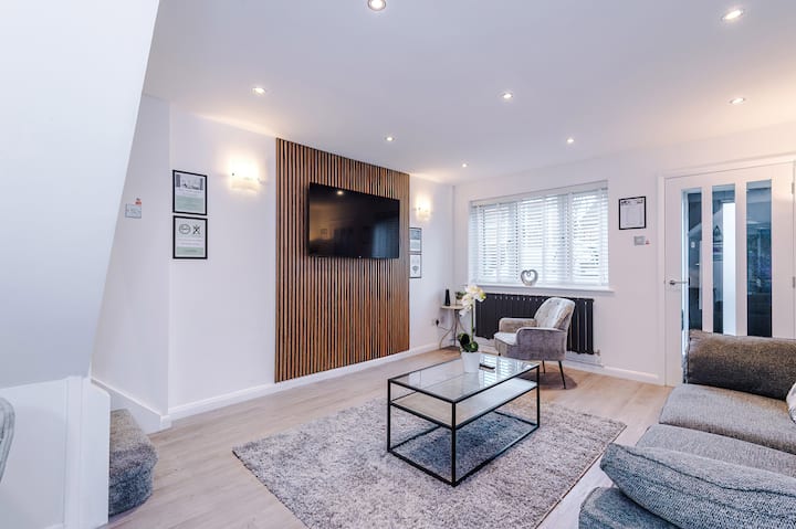 Stylish Mcr 2br | Parking | Near Etihad & Co-op - Oldham