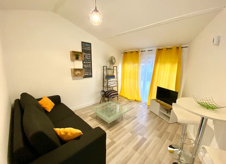 Studio Avec Terrasse Et Parking. Accès Autoroute. - Nimes