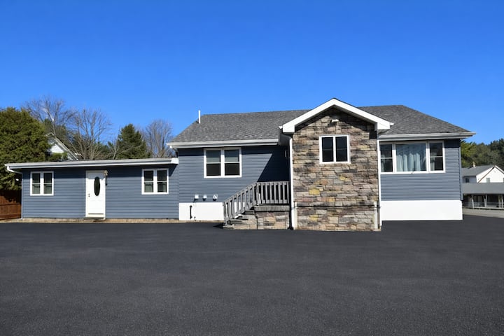 5br Modern Walkable Retreat With Fireplaces - Lake George