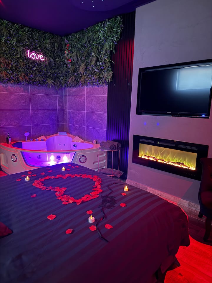 Love Room Romantique Avec Spa Cheminée Et Terrasse - Pérouges