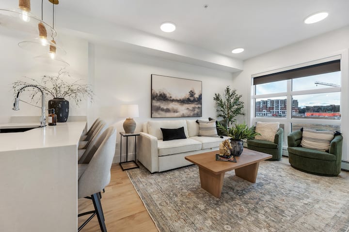 Luxurious, Modern, Cozy 1br Condo | Great Location - Calgary