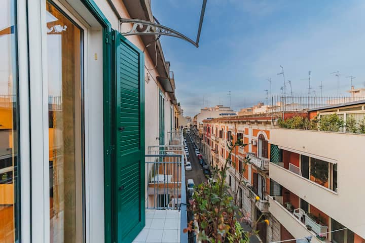 Spacious Historic Apt Near Center & Station - Bari