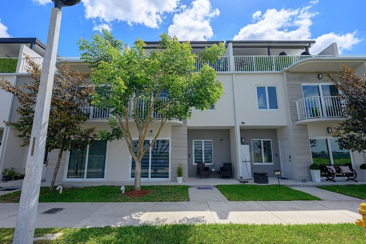 Relax & Unwind | New 3br Townhome | Great Location - Homestead, FL