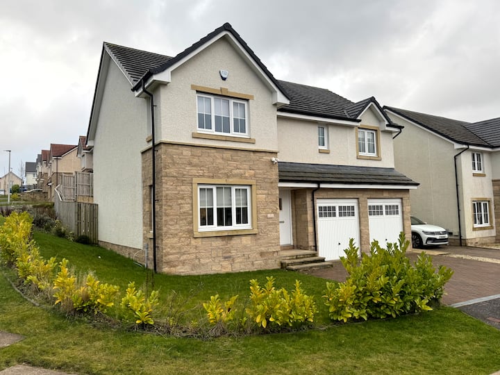 Executive 4-bed, Detached Luxury Home + Driveway - Strathaven