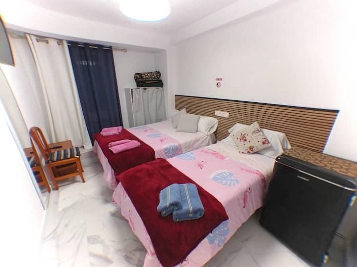 Habitación 2, Para 3 Personas Con Baño Compartido - Logroño