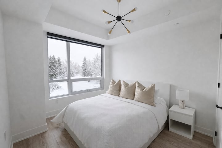 Modern One Bedroom Plus Den Condo! - Richmond Hill