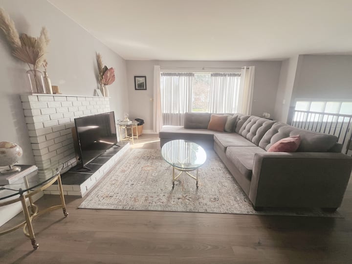 The Beautiful Vintage Canadian Bc/ 3 Brm Unit. - Delta