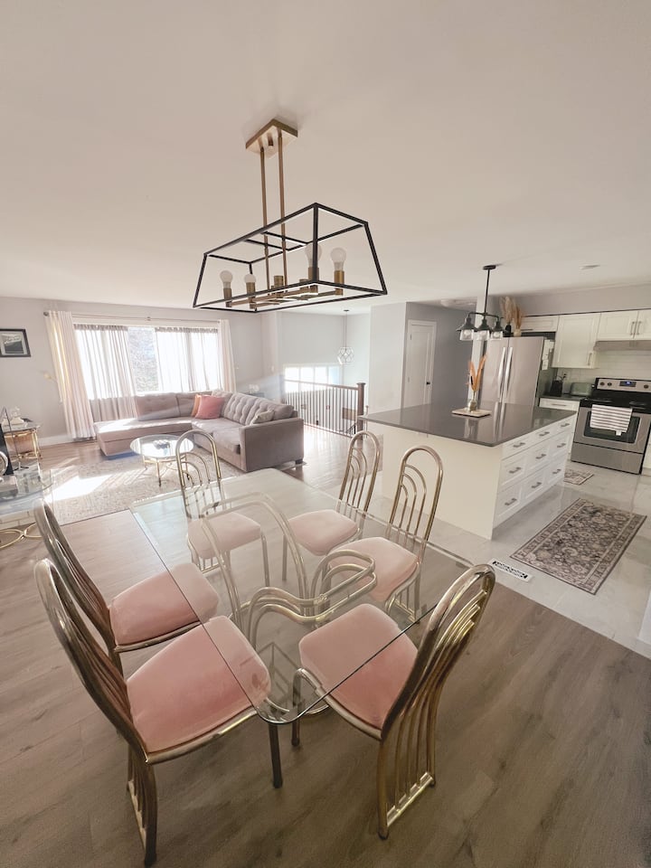 The Beautiful Vintage Canadian Bc/ 3 Brm Unit. - Surrey