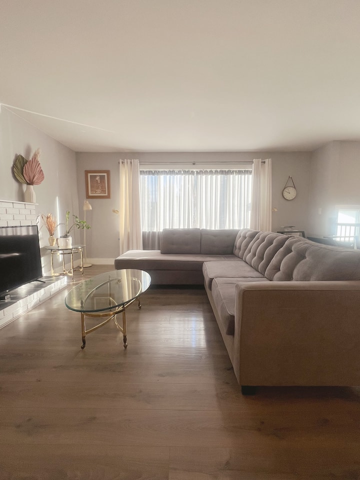 The Beautiful Vintage Canadian Bc/ 3 Brm Unit. - Delta