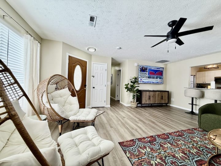 Freshly Renovated Home With Man Cave In Trenton Oh - Fantasy Farm, Middletown