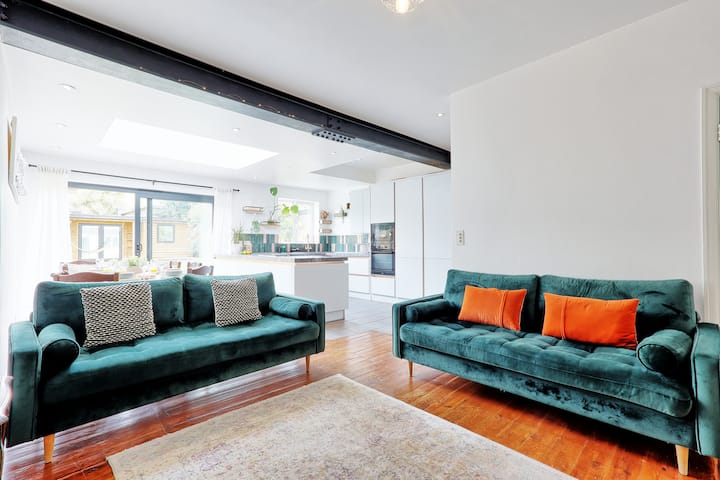 Spacious 4-bedroom Home Near Station & Seafront - Southend-on-Sea