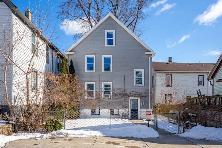Walk To Brady! | Sleeps 12 | 3-story Brew City Gem - Milwaukee
