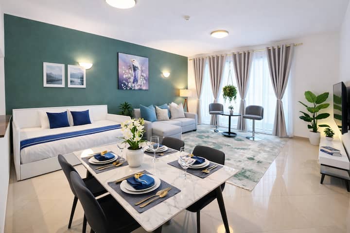 35% Off New Stylish Apt For 8 | Pool, Gym, Parking - Dubái