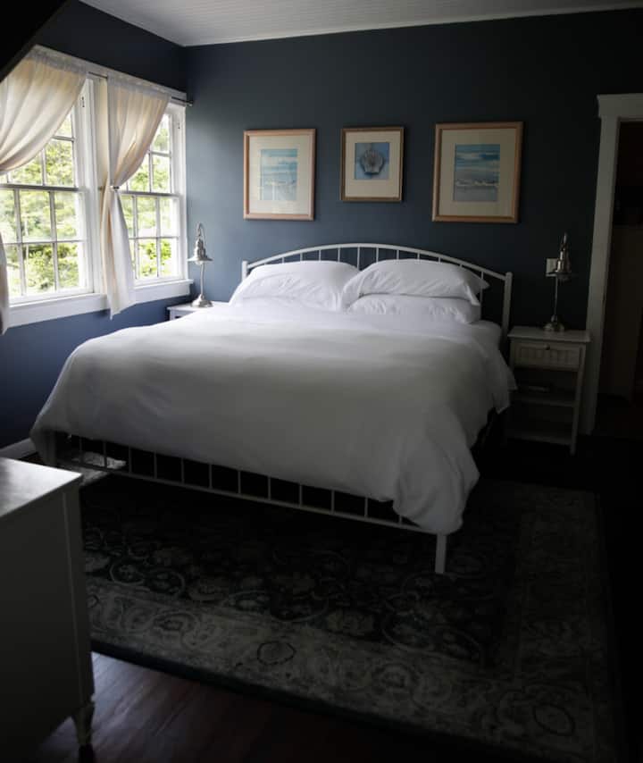 King Bed - Forest Views - Historic Coastal Inn - Long Beach, WA