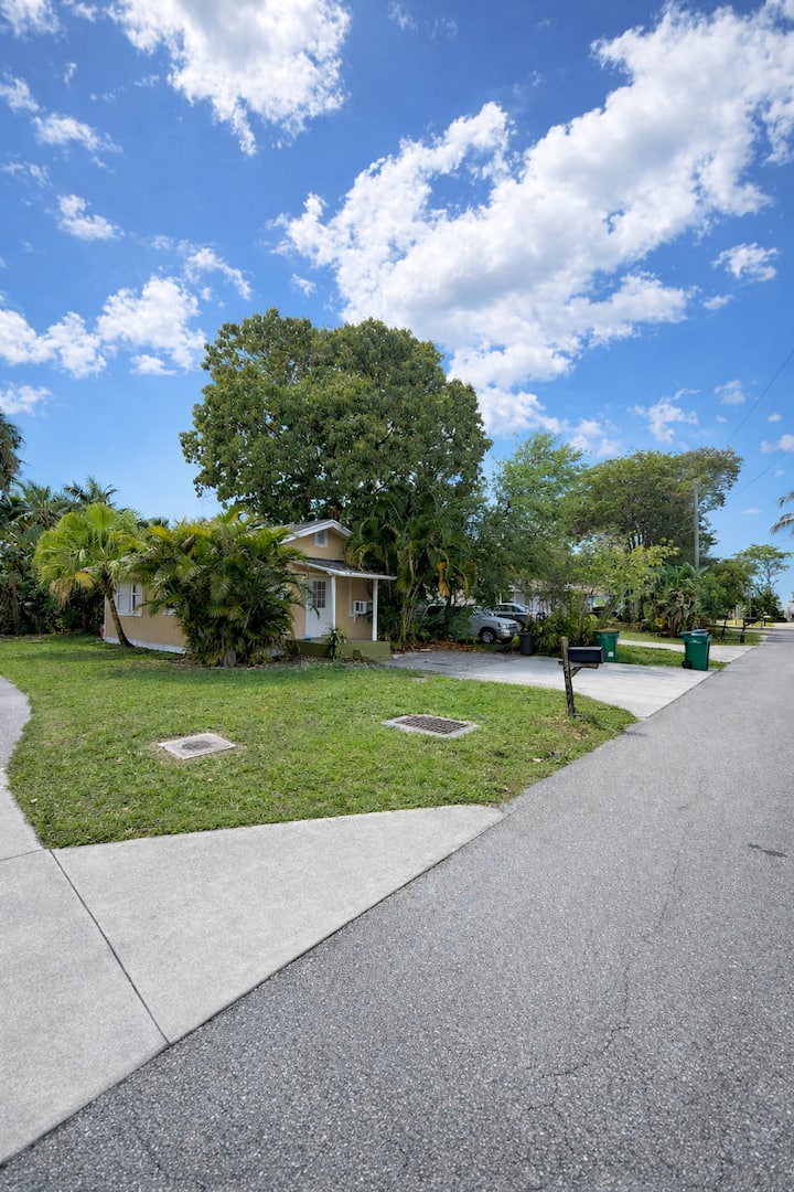 Cozy Naples Retreat: 5 Min To Downtown & Beaches - ネープルズ, FL