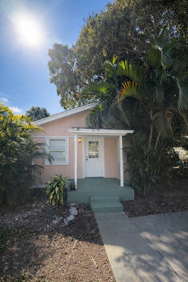 Cozy Naples Retreat: 5 Min To Downtown & Beaches - Naples, FL