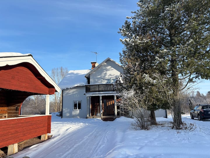 Hus På Landet I Trevlig By Nära Natur - Borlänge