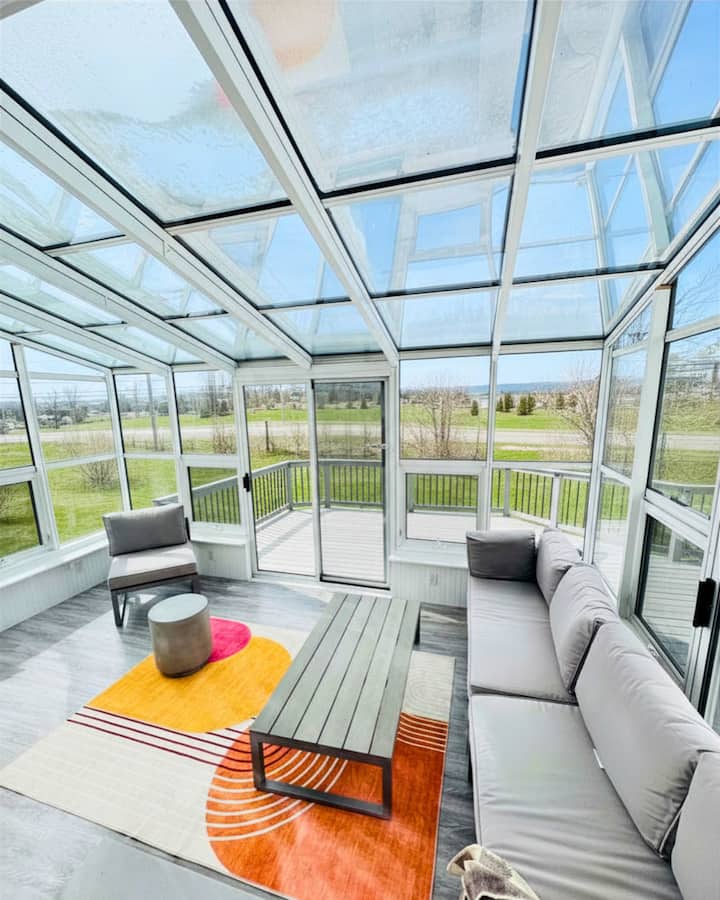 Charming Sunroom Home With Cozy Living Spaces - アンティゴニッシュ