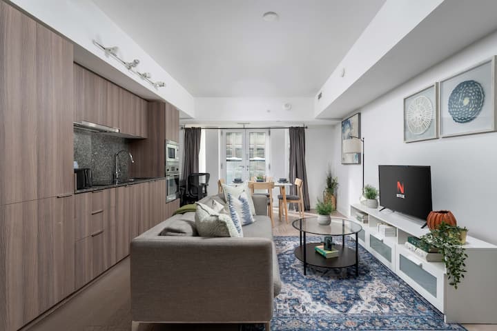 Sleek Urban 1bd With Den Next To Yorkville! - Toronto