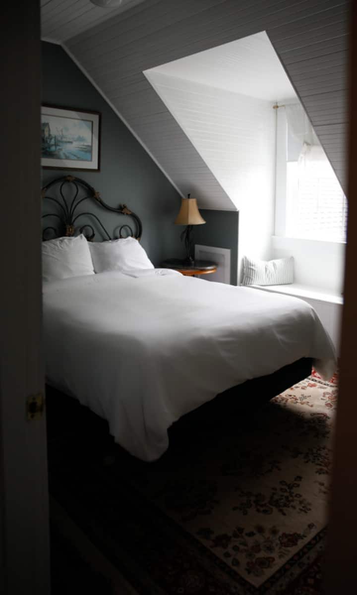 Bay View Queen - Historic Coastal Inn - Long Beach, WA