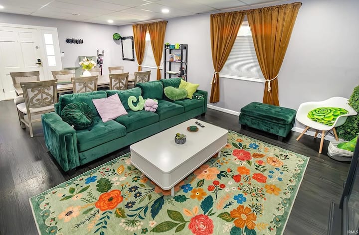 Spacious 4-bd/2-ba Single-level Modern Apartment - Evansville, IN