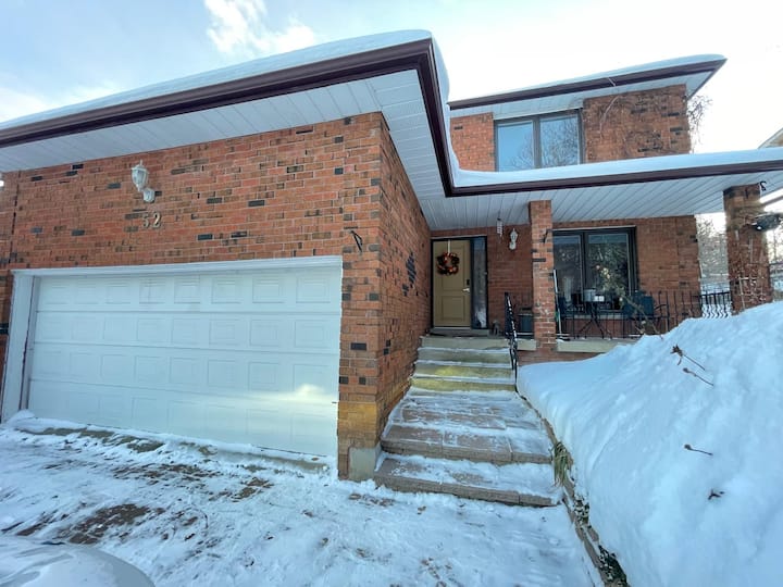 Four Bedroom House Walking Distance From Downtown - Bolton