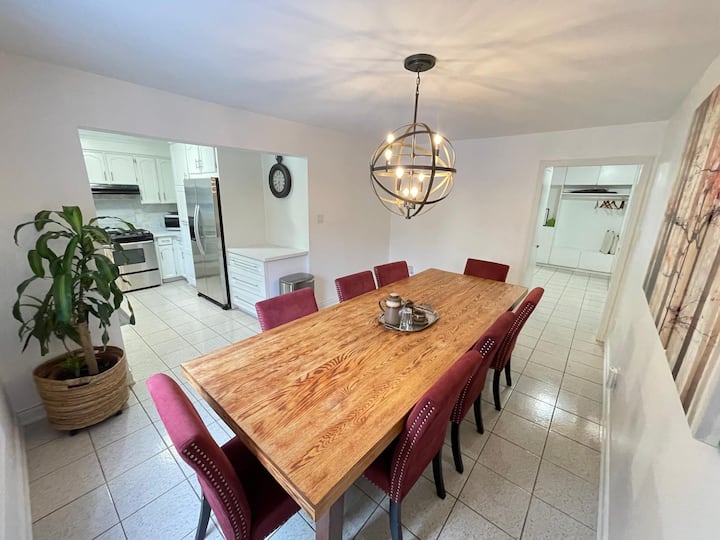 Four Bedroom House Walking Distance From Downtown - Bolton, ON, Canada