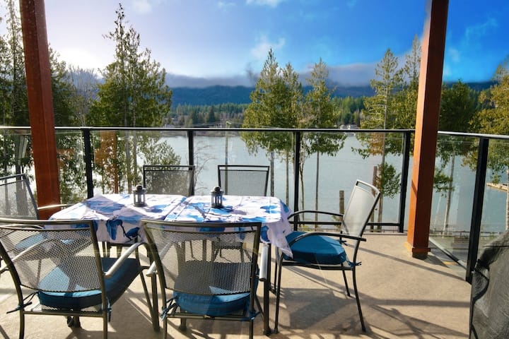 Lakeside Home With Private Beach Access - Lake Cowichan