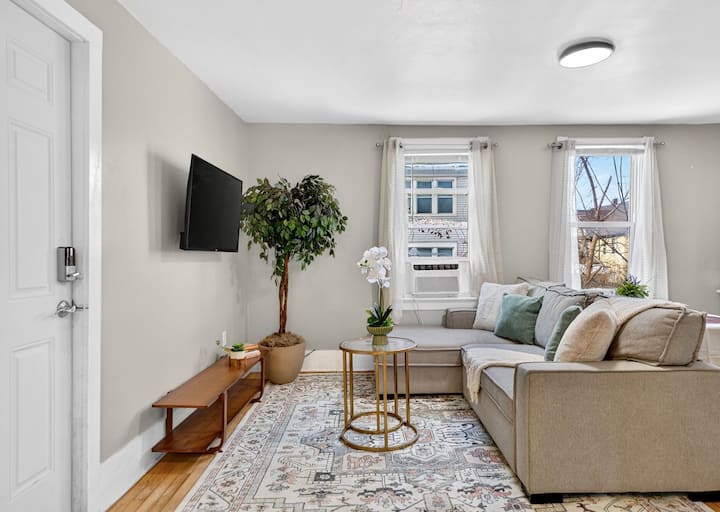 Brady St Base | 2br Flat | Comfortably Sleeps 5 - Milwaukee, WI