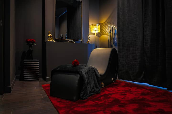 Love Room Avec Jacuzzi, Espace Coquin… - Mâcon