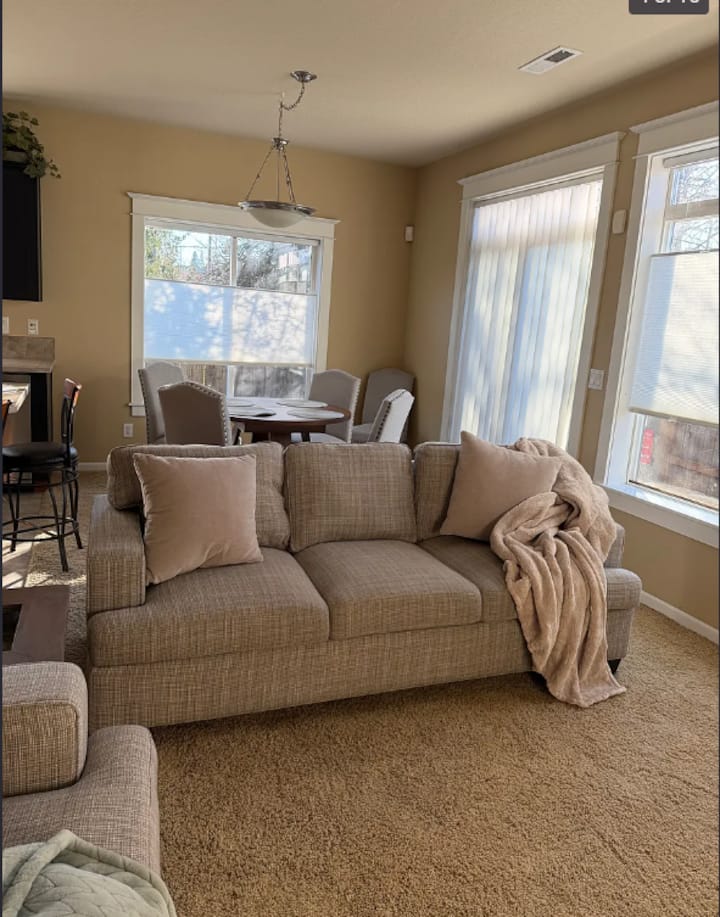 Bright & Comfortable, Long Stay And Pet Friendly - Beaverton, OR