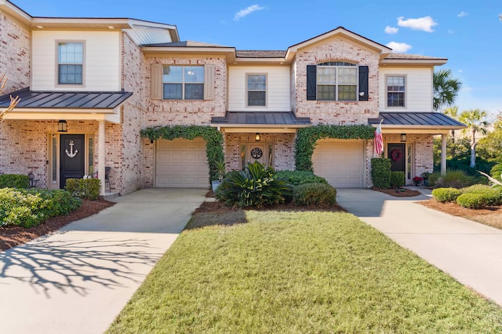 Coastal Townhome Near Dining & Shops With Pool - Brunswick, GA